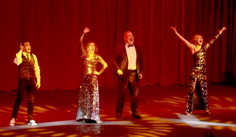 THE PROM — ENTRETENIA